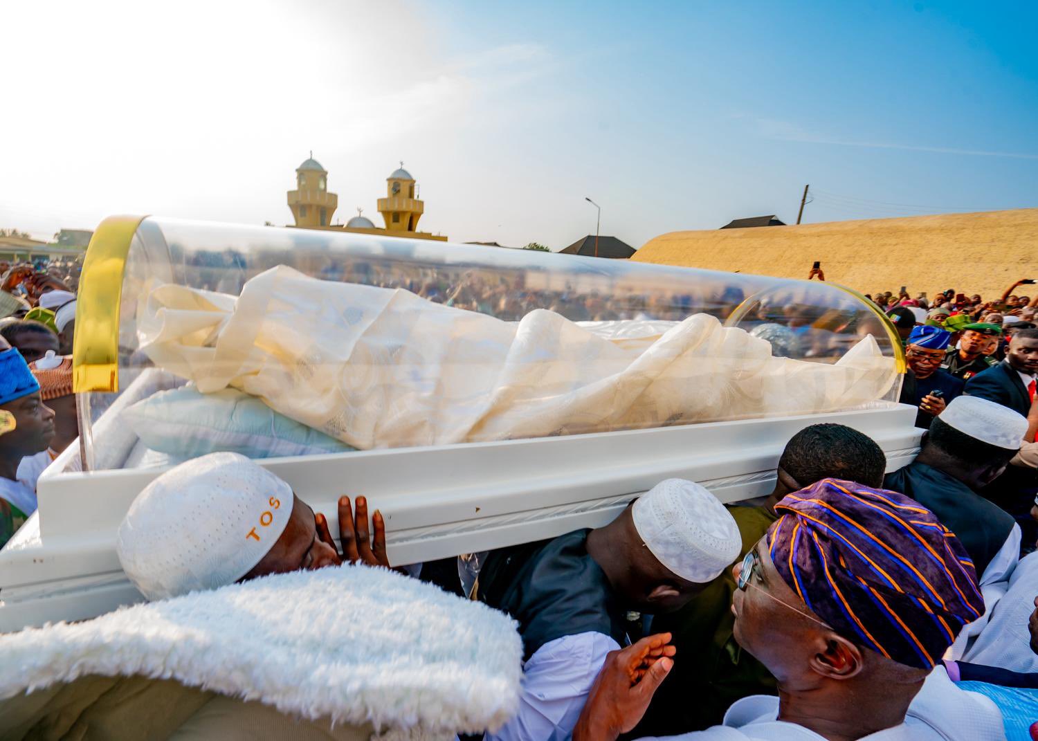 Islamic Burial Rites Held For Oba Sikiru Kayode Adetona, Awujale Of ...